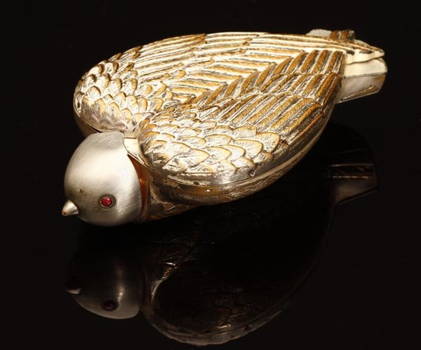 1117: Dali Elgin ''Bird-in-Hand'' silver plated compact