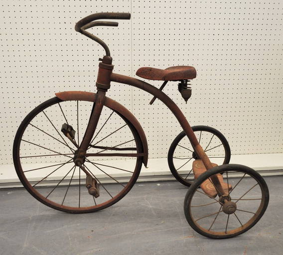 Antique 1920 English Style Peg Spring Seat Tricycle Xt