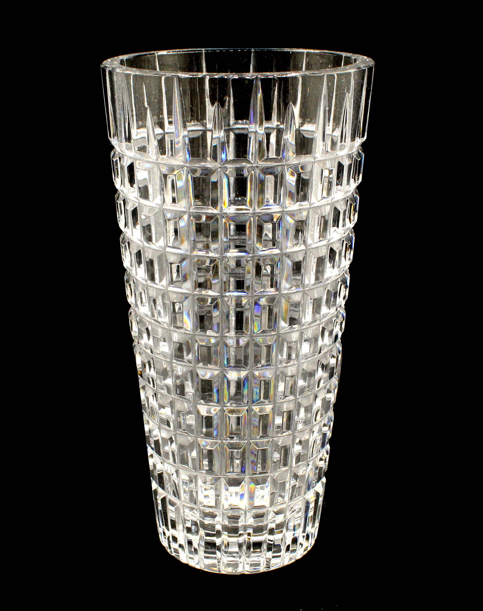 Diamond Cut Pattern Crystal Vase Auction