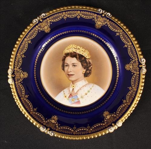Aynsley England Commemorative plate of Queen