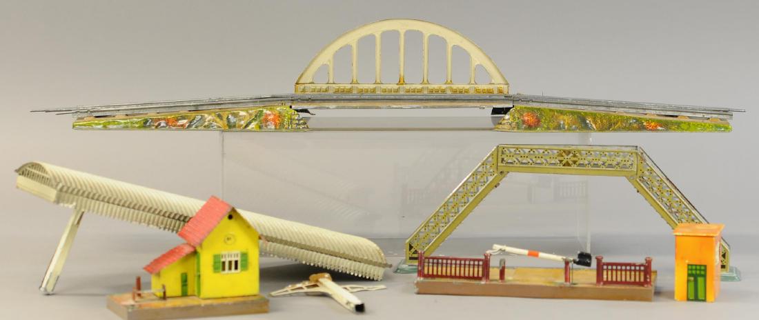 GROUP OF MARKLIN BUILDINGS & ACCESSORIES