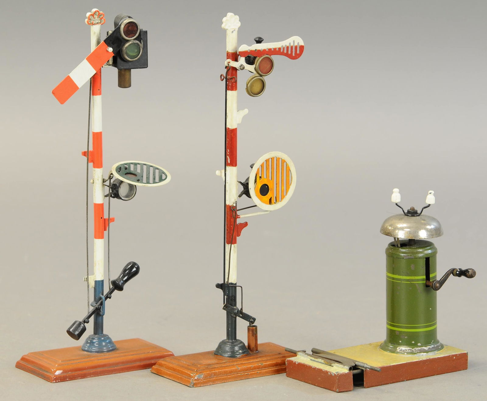 MARKLIN SIGNAL BELL AND SEMAPHORES - Nov 16, 2019 | Bertoia Auctions in NJ