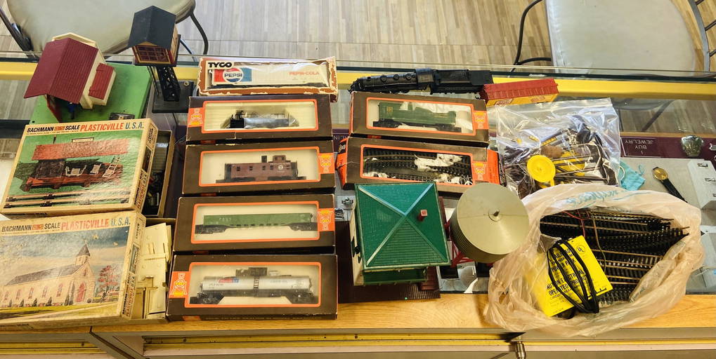 Vintage 1970s Tyco System Ho Scale Train Set