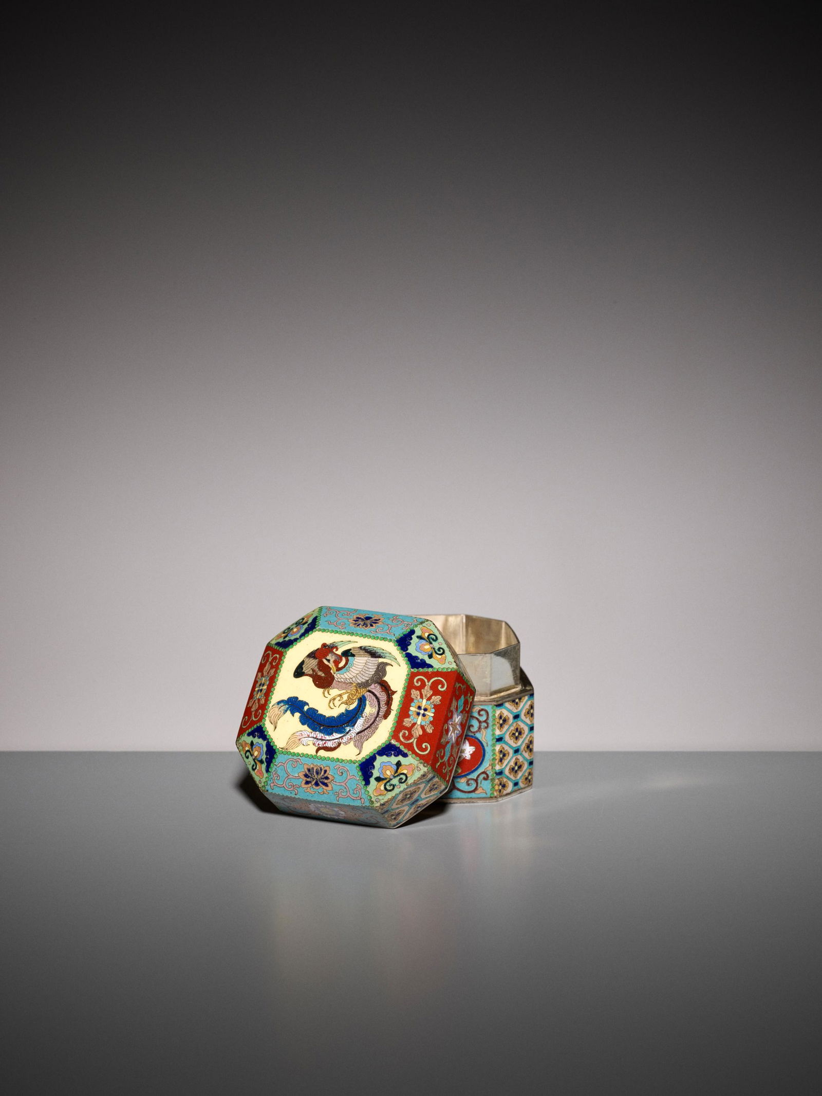 NAMIKAWA YASUYUKI: A MINIATURE CLOISONNE BOX - Jun 04, 2021 | Galerie ...