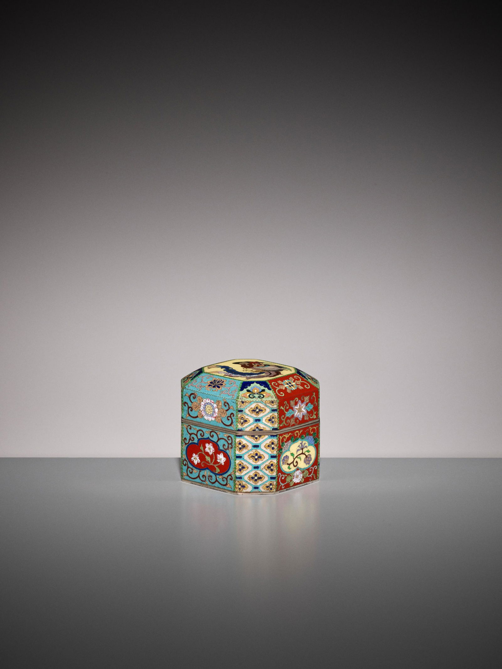 NAMIKAWA YASUYUKI: A MINIATURE CLOISONNE BOX - Jun 04, 2021 | Galerie ...