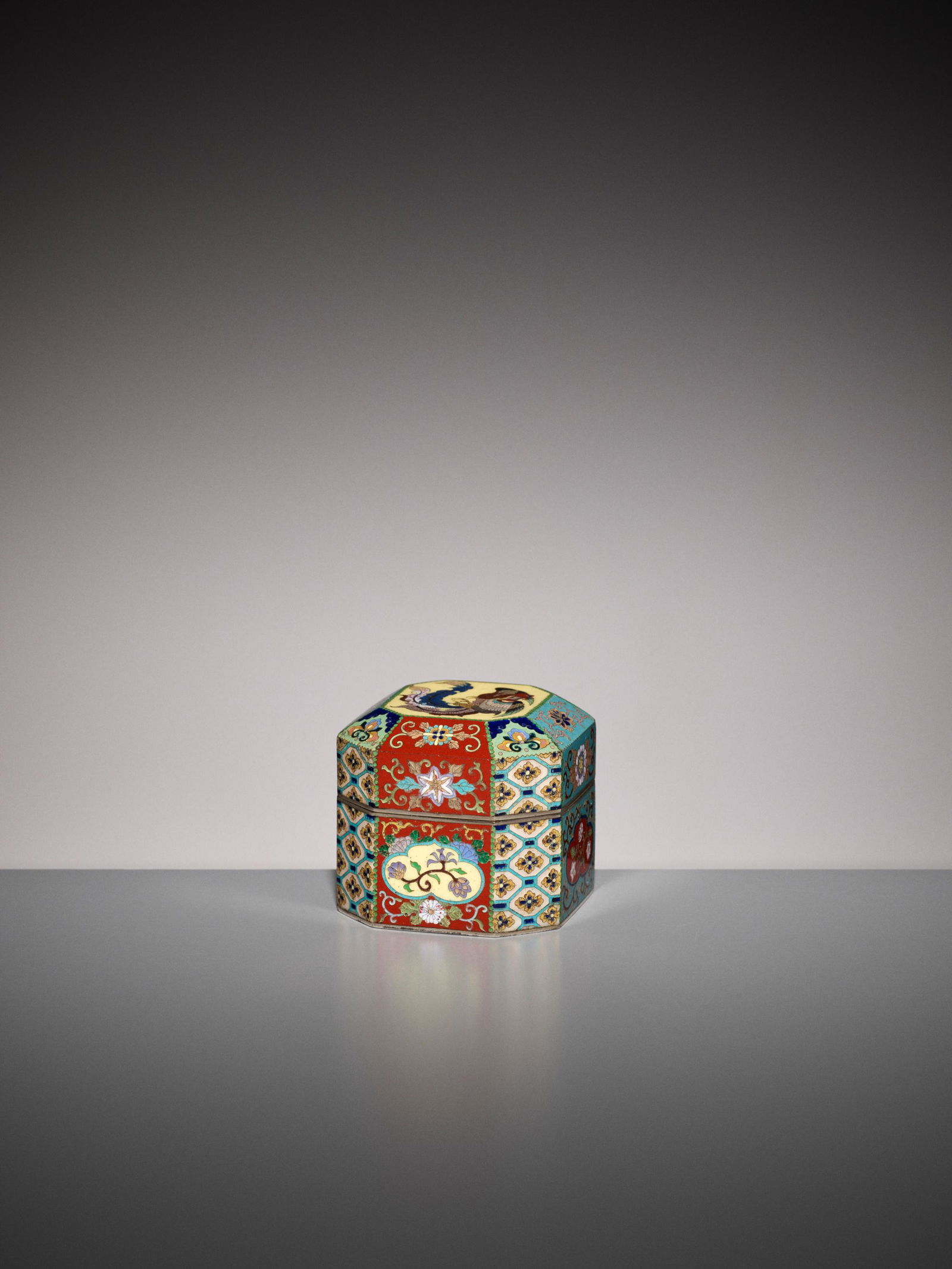 NAMIKAWA YASUYUKI: A MINIATURE CLOISONNE BOX - Jun 04, 2021 | Galerie ...