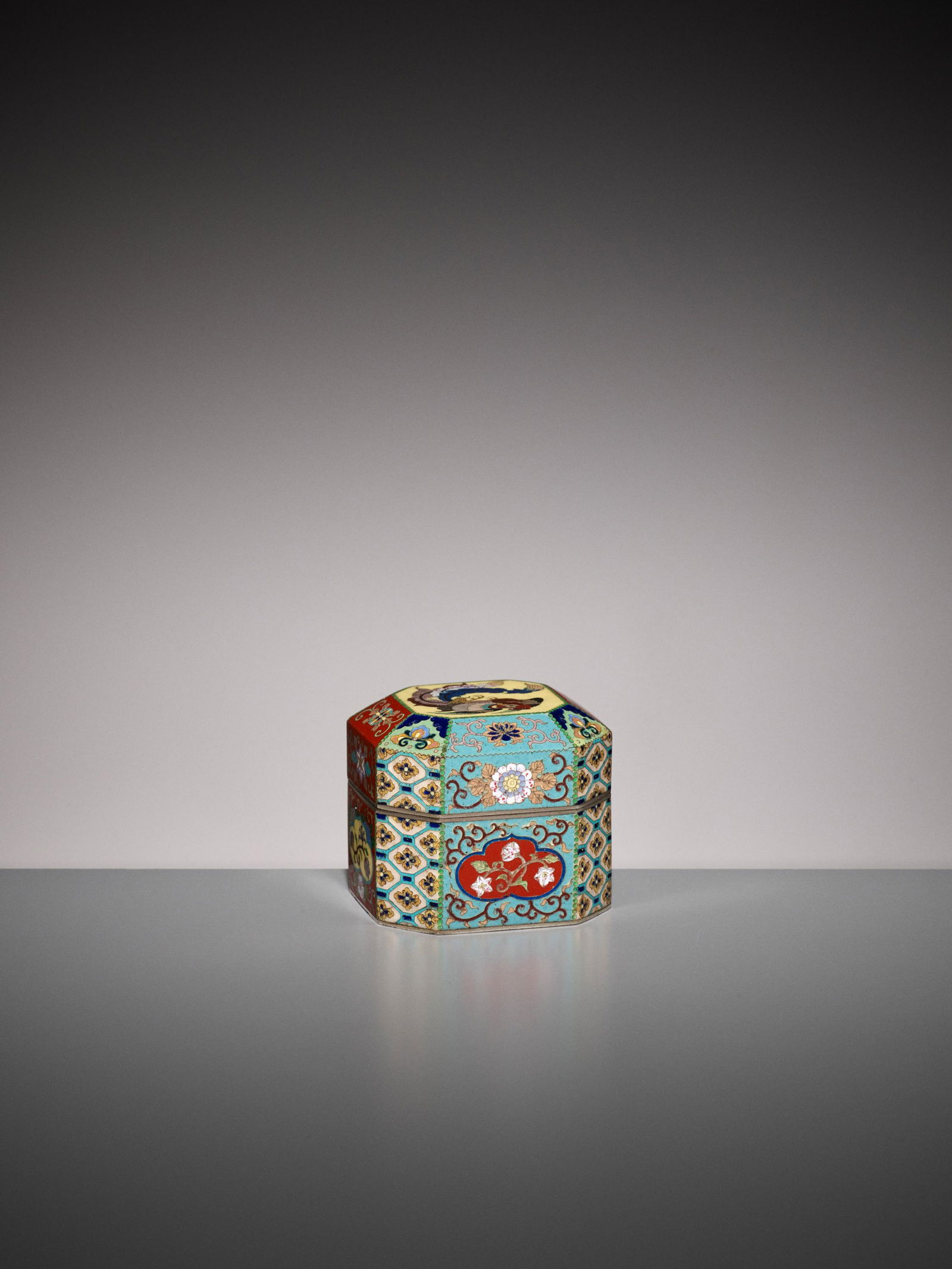NAMIKAWA YASUYUKI: A MINIATURE CLOISONNE BOX - Jun 04, 2021 | Galerie ...