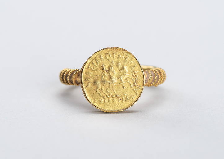 A BACTRIAN GOLD COIN RING (#0969) on Jan 19, 2023 | Galerie Zacke in Vienna