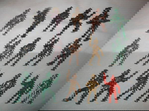 (16) 1950's Plastic Space Men