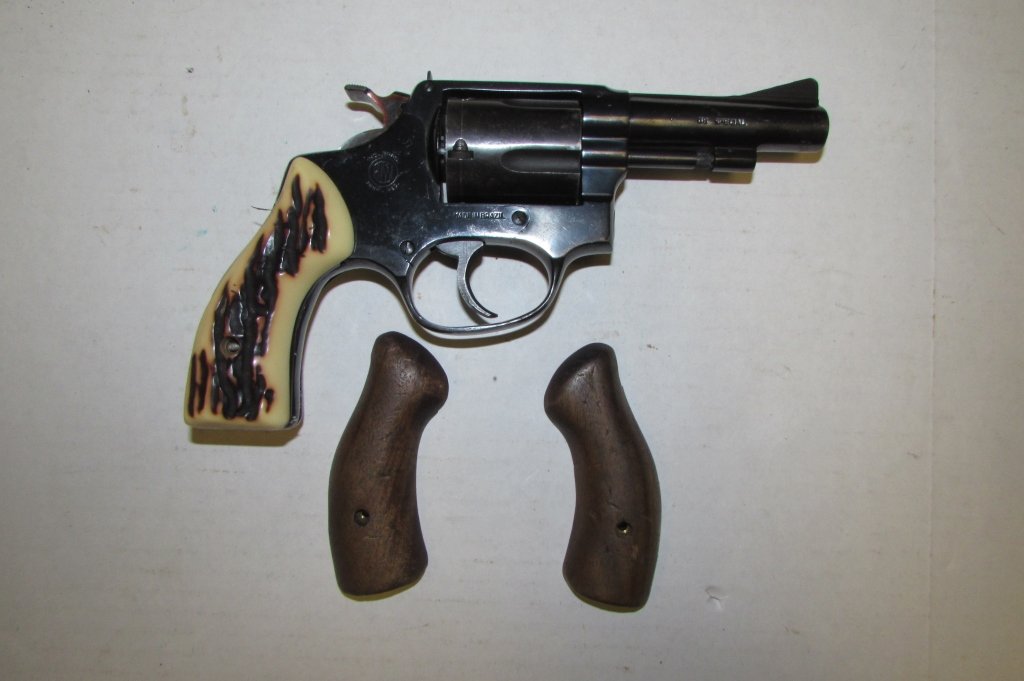 AMADEO ROSSI 38 SPECIAL REVOLVER HANDGUN & GRIPS