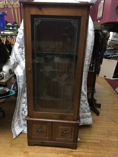 8 Gun Locking Cabinet W/ Quail Etched Glass