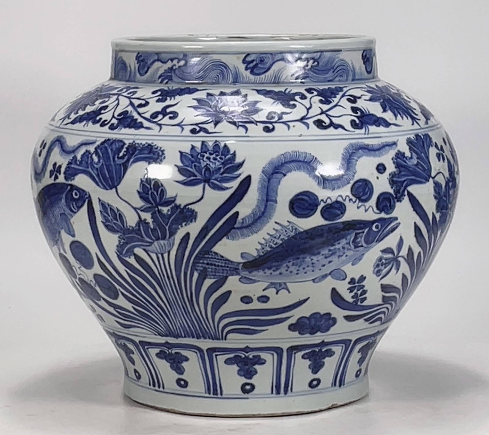 Blue And White Fish Algae Grain Pot Auction