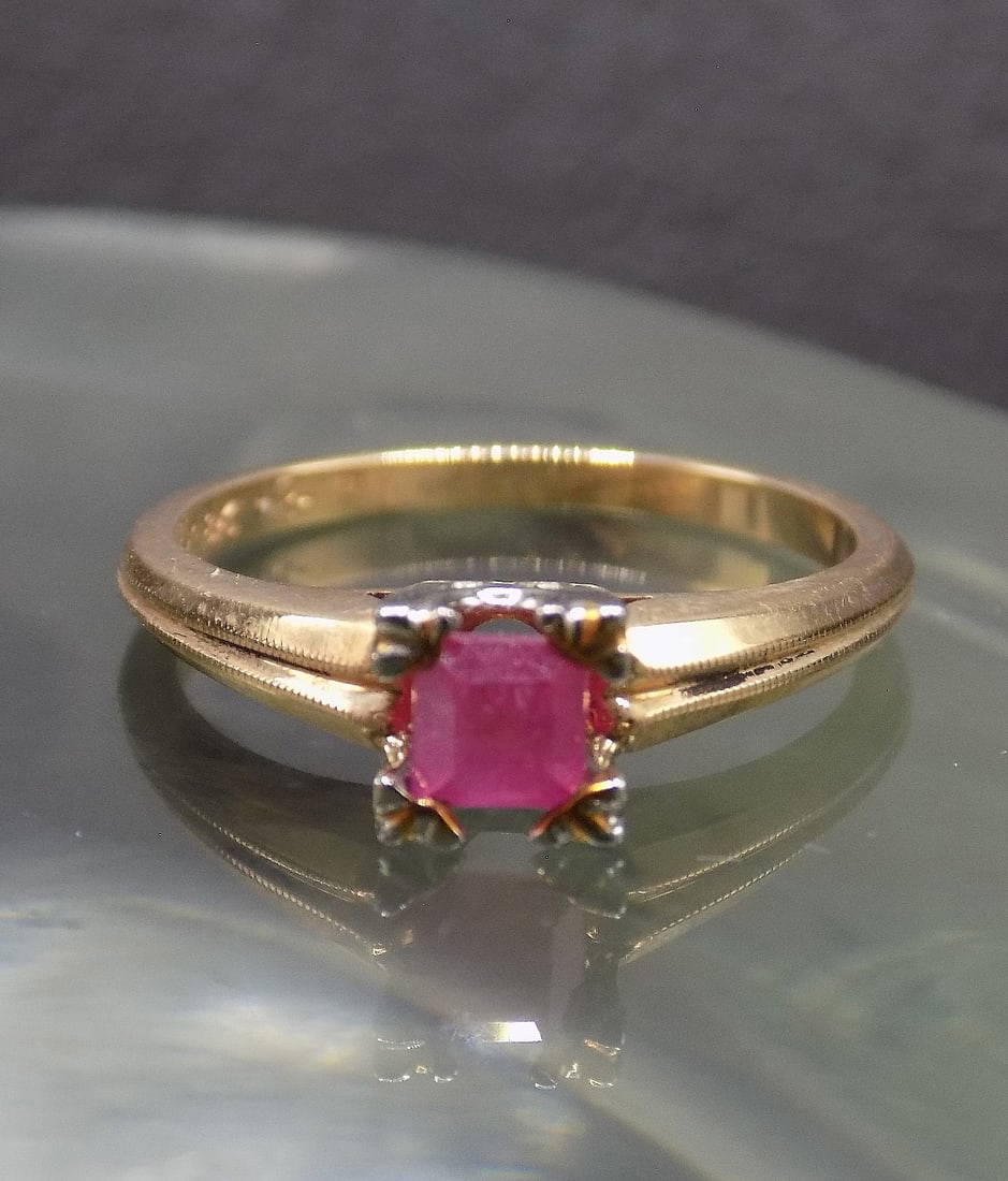 Beautiful Vintage 14k Gold Ruby Ring Auction