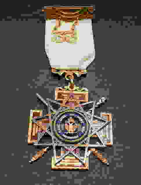 Vintage 14k Gold Masonic Past Masters Medal. Enamel Decorated. Auction