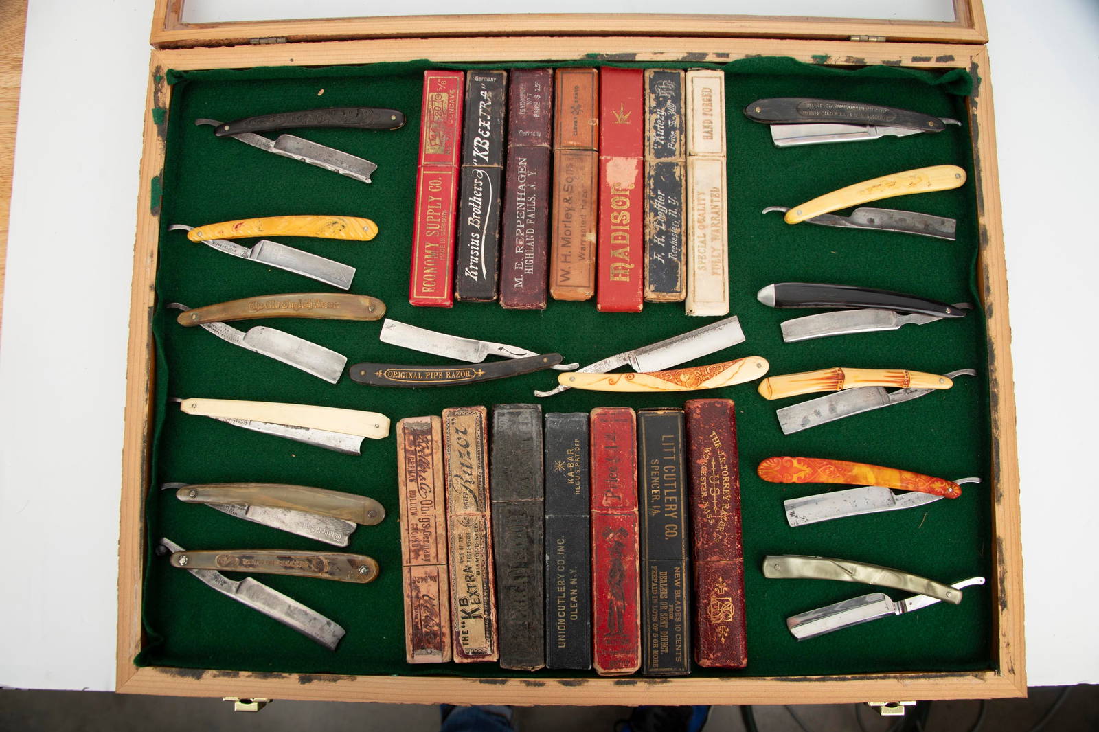 Collection Of 14 Vintage Straight Razors And Straight Razor Boxes, Some ...