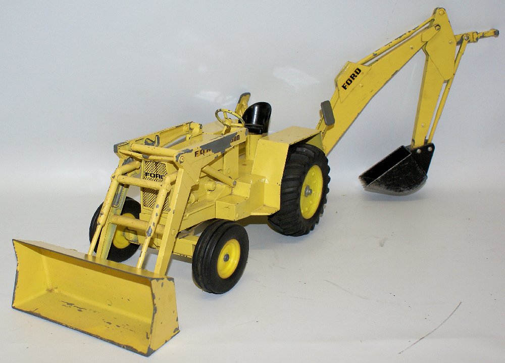 ERTL Giant Ford 7500 Diecast #820 TRACTOR / LOADER