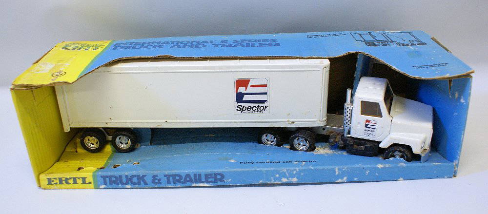 Ertl Pressed Steel #3605 I H S Series Spector Freight