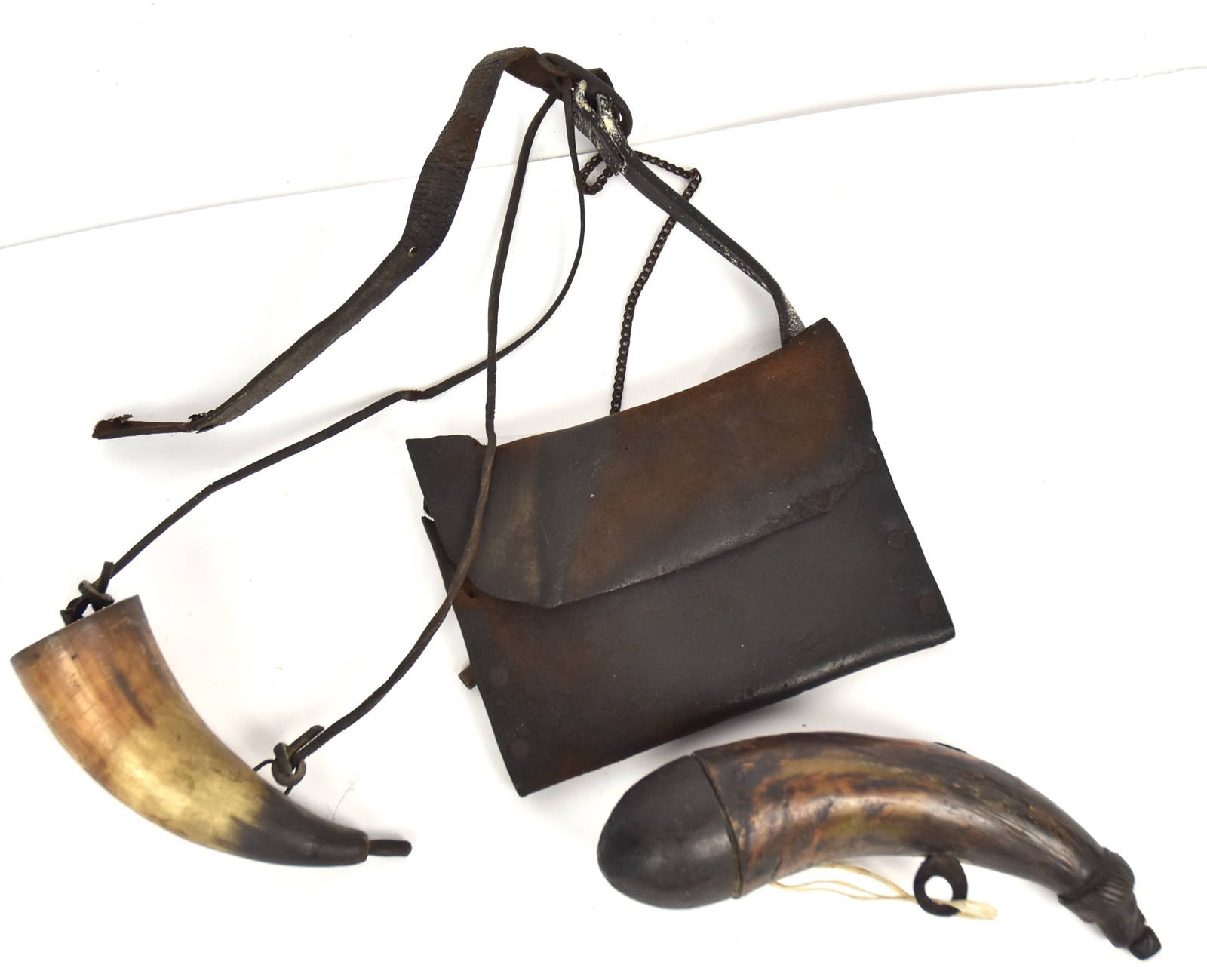 Early Powder Horns & Hunters Pouch Auction