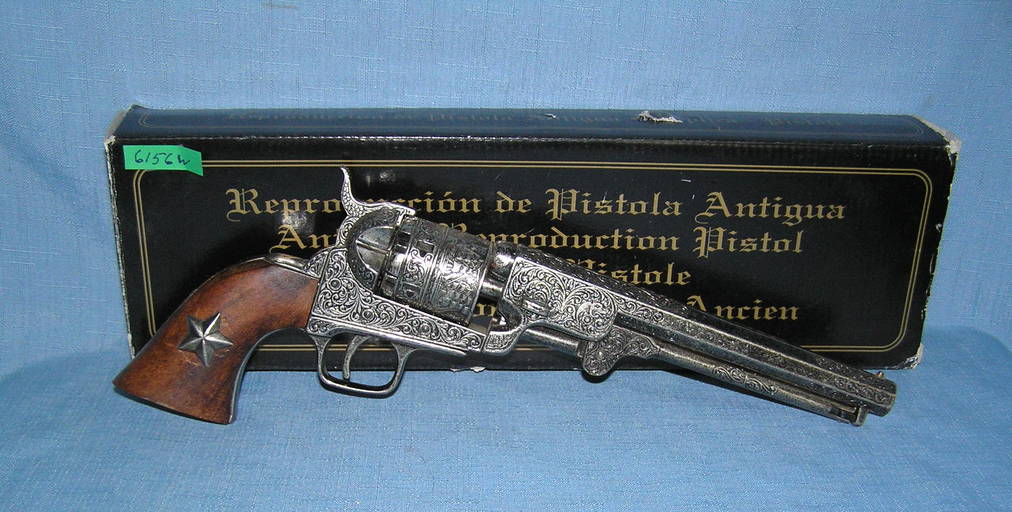 High quality engraved Texas revolver replica model gun (#6156W) on Dec ...