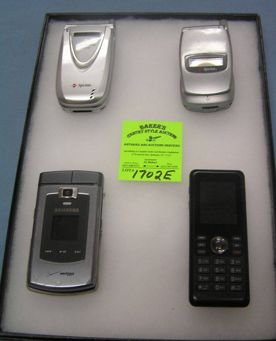 Group Of Modern Cell Phones Auction