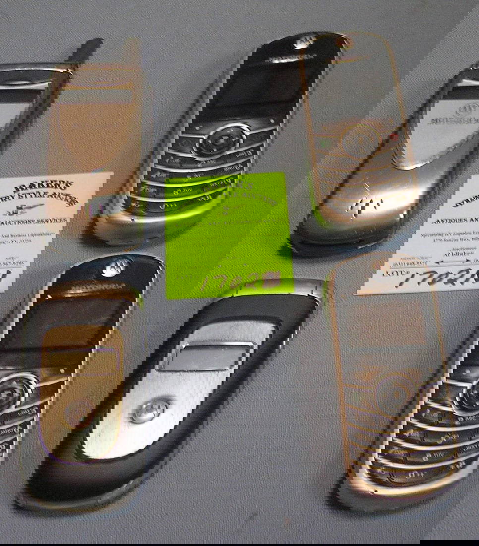 Group Of Modern Cell Phones Auction