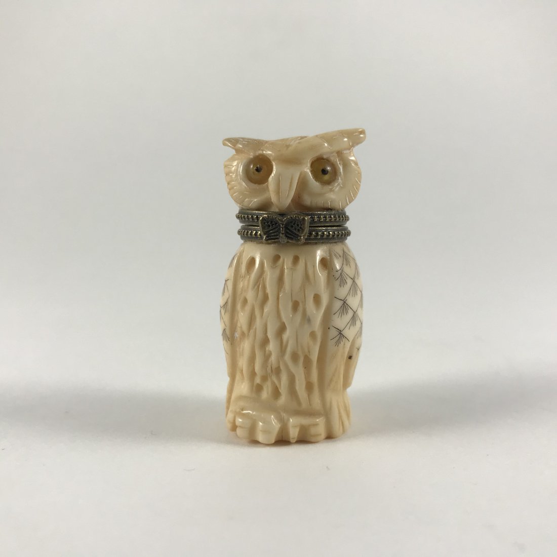 Bone Snuff Box of a Owl (#0066) on Jun 20, 2020 | Bowen Auction in Canada