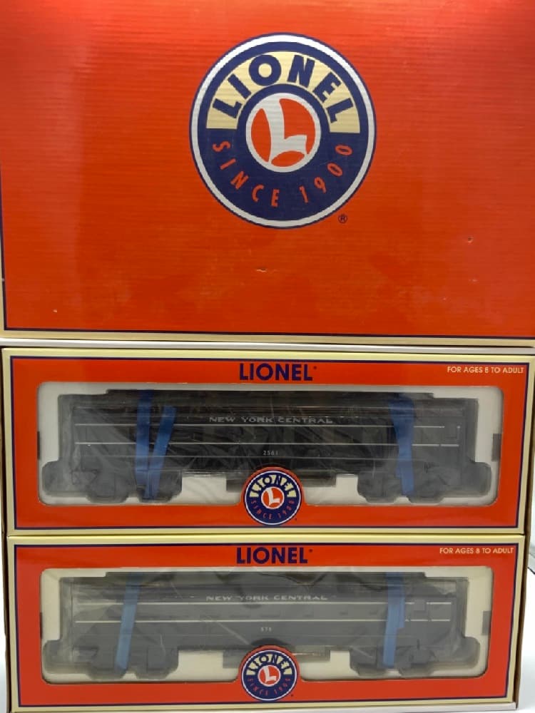Lionel Nyc Streamliner 2 Pack, One Coach Car And One Diner Car. Auction