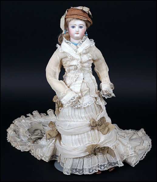 A FRENCH FASHION POUPEE SIMONNE DOLL.