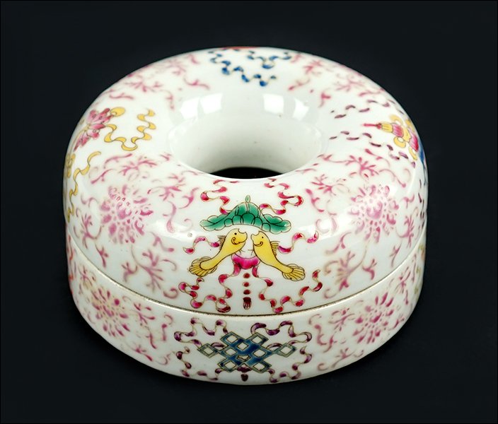 A Chinese Round Porcelain Jewelry Box.