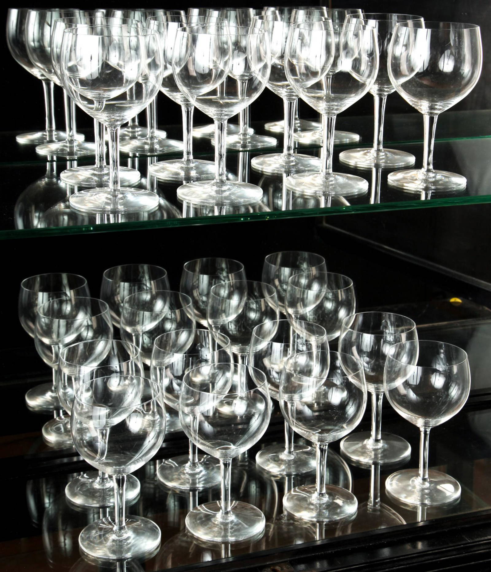 (16) Baccarat Crystal Pinot Noir Glasses Auction