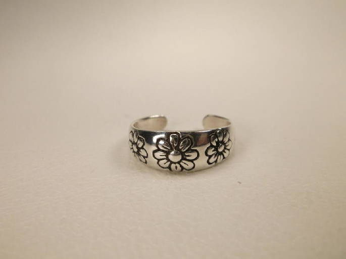 Gorgeous Sterling Silver 3 Daisy Toe Ring