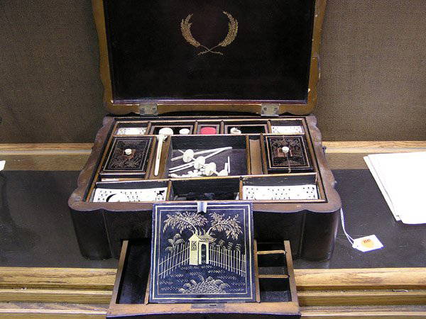 2541: Chinese Lacquer Tatting Box With Ivory