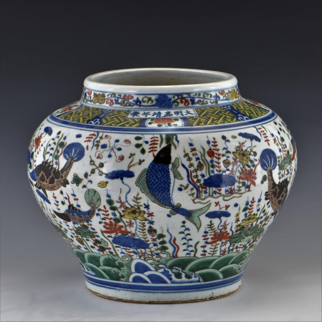 LARGE CHINESE MING WUCAI PORCELAIN JAR