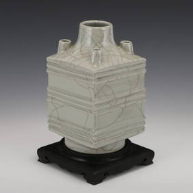 CHINESE GUAN WARE VASE - Apr 09, 2022 | Ahlers & Ogletree Auction ...