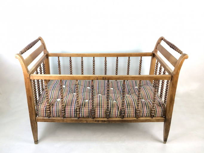 Vintage Baby's Crib With Jenny Lind Spindles