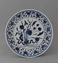 A CHINESE MING BLUE AND WHITE LOTUS PLATE