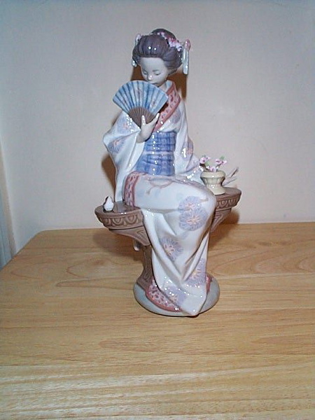 Lladro Figurine Geisha Girl Sitting On A Bench.