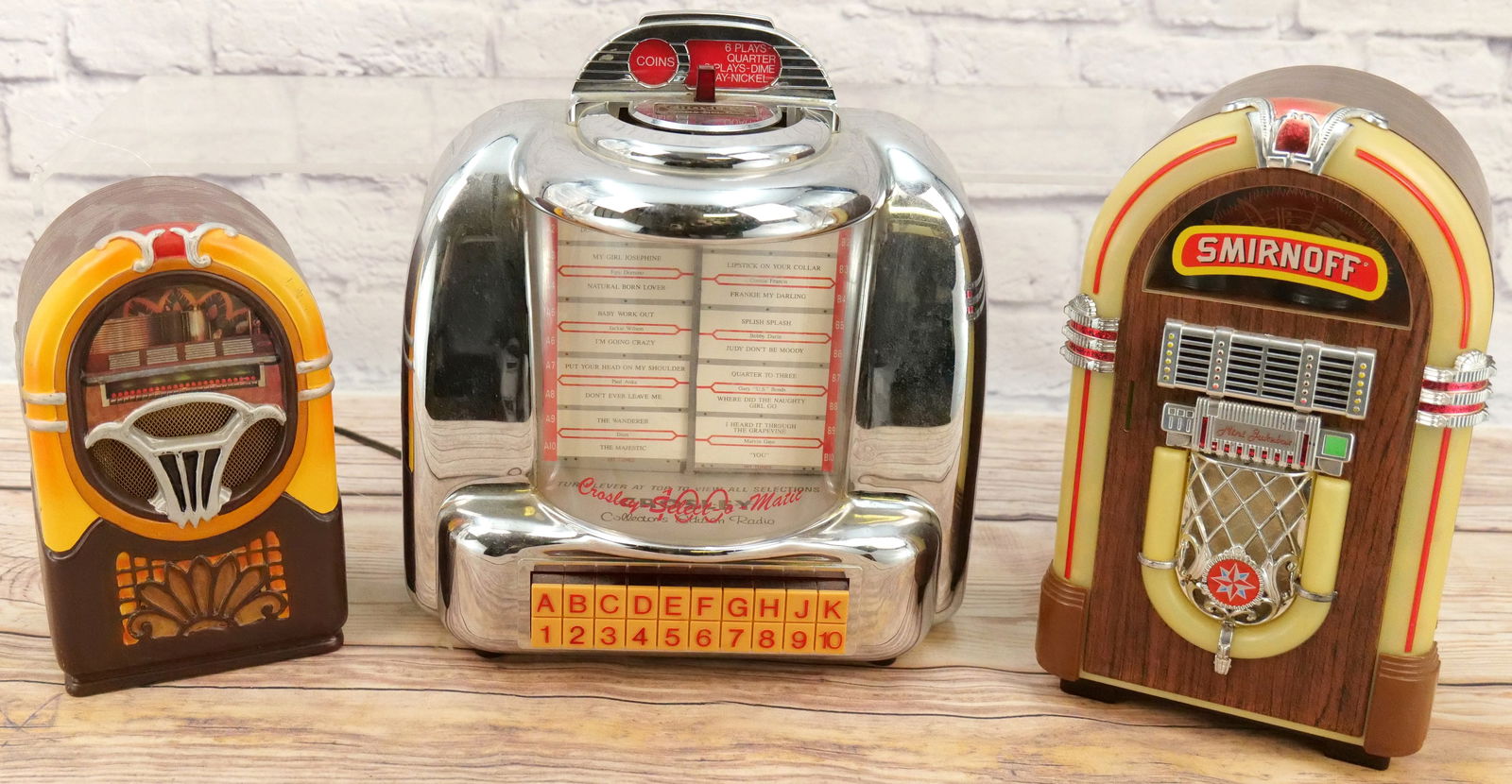 Lot Of 3 Novelty Jukebox Radios Auction