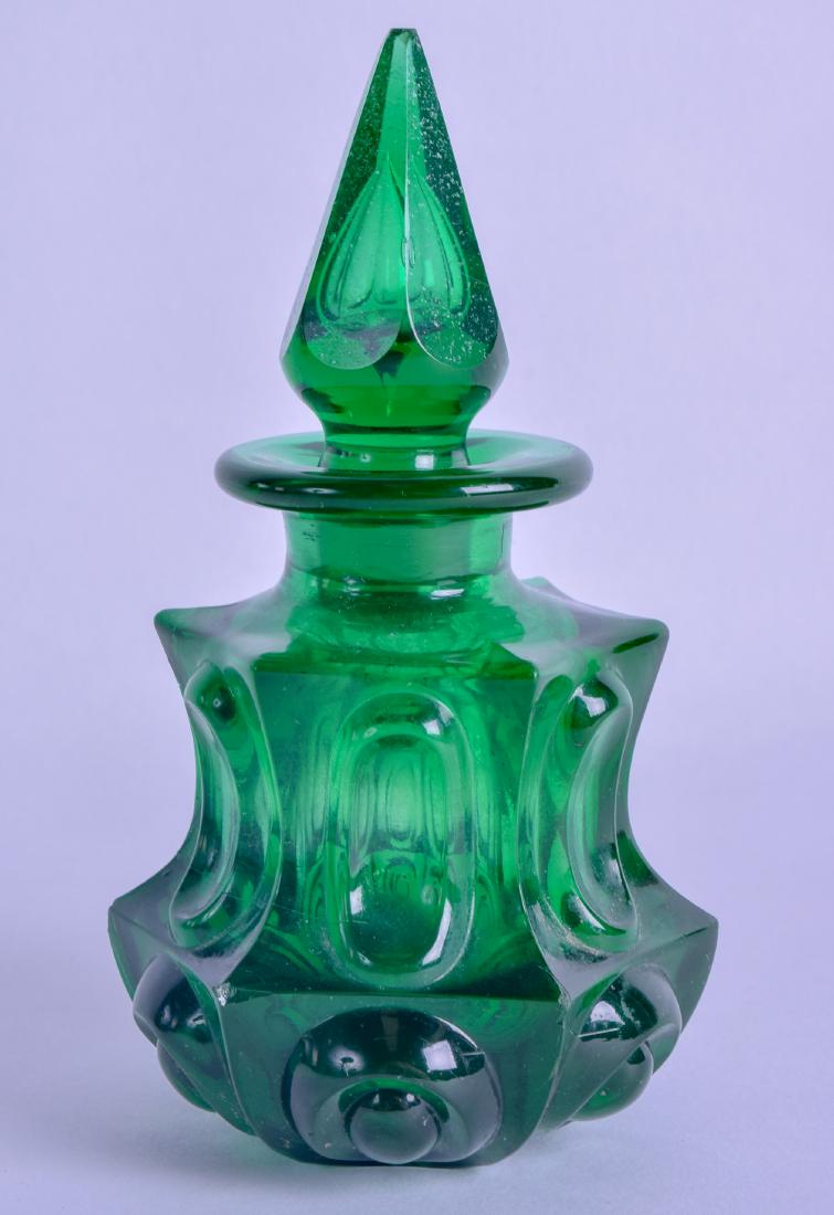 A VICTORIAN GREEN GLASS PERFUME BOTTLE AND STOPPER of