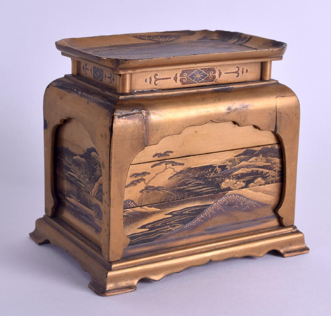 A 19TH CENTURY JAPANESE MEIJI PERIOD GOLD LACQUERED BOX