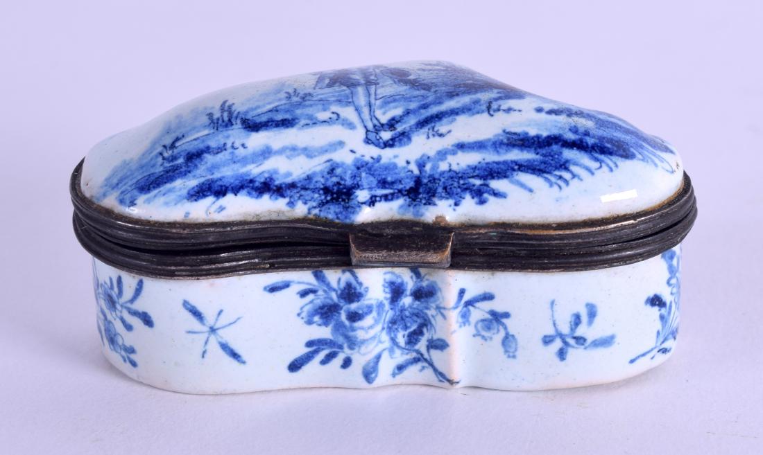 AN 18TH/19TH CENTURY DUTCH DELFT PILL BOX. 7 cm x 4 cm.