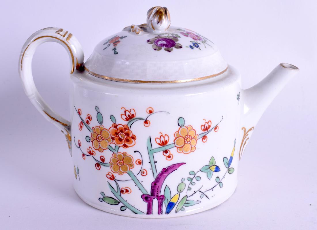 AN 18TH CENTURY VIENNA PORCELAIN TEAPOT AND COVER
