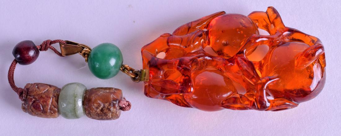 A VERY RARE 18TH/19TH CENTURY CHINESE CARVED AMBER