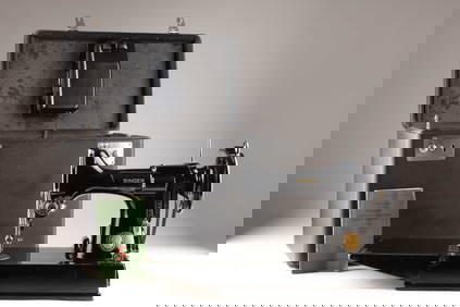 Antique Singer Treadle Sewing Machine, Circa 1901.