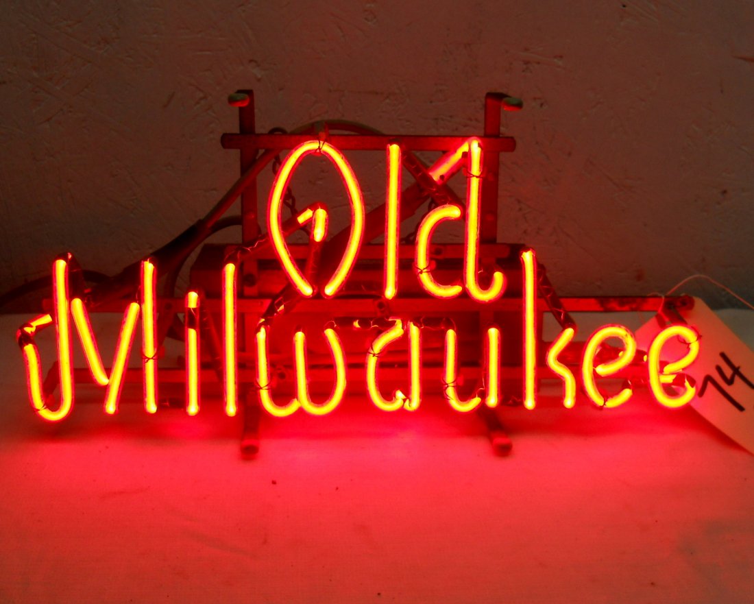 OLD MILWAUKEE BEER Neon Sign - Nov 15, 2014 | George L. Vaught in Texas