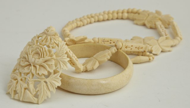 Two Pieces Of Carved Ivory Jewelry, 20th C., Cons