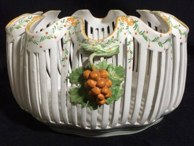 Handmade Ceramic Scallop Tabletop Basket