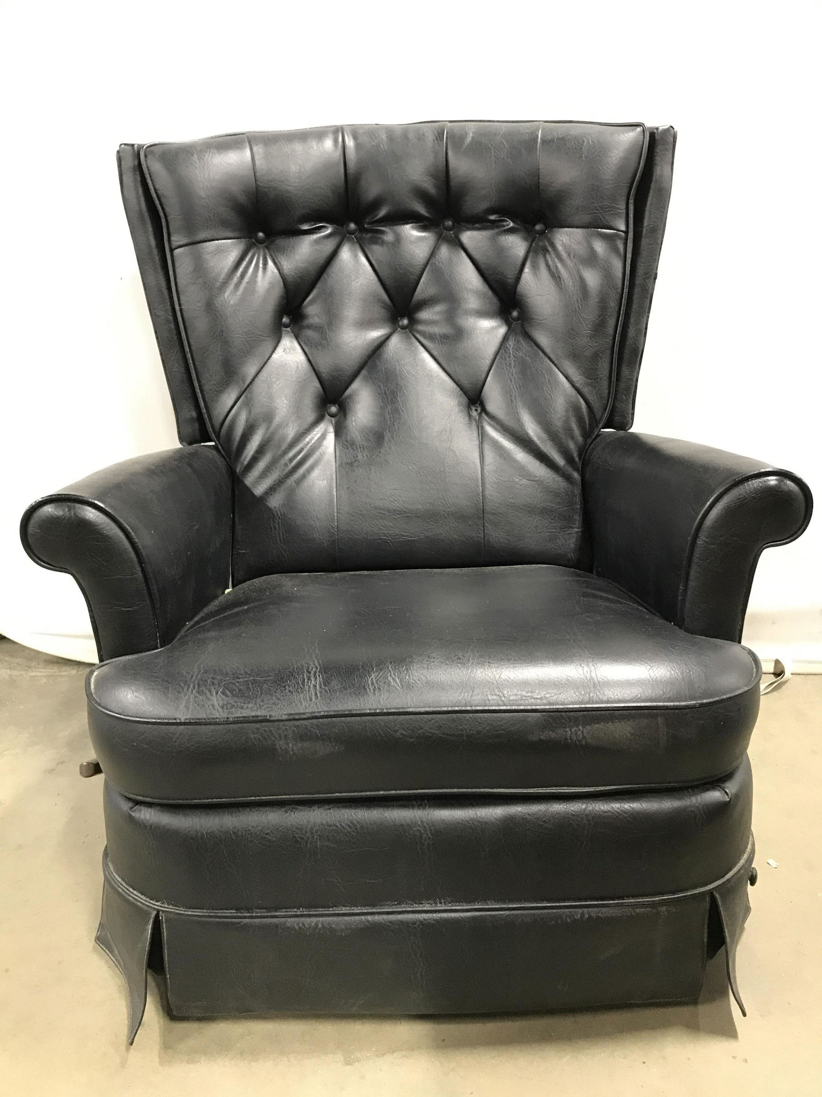 Vintage Tufted Leather Recliner - Mar 25, 2020 | The Benefit Shop ...