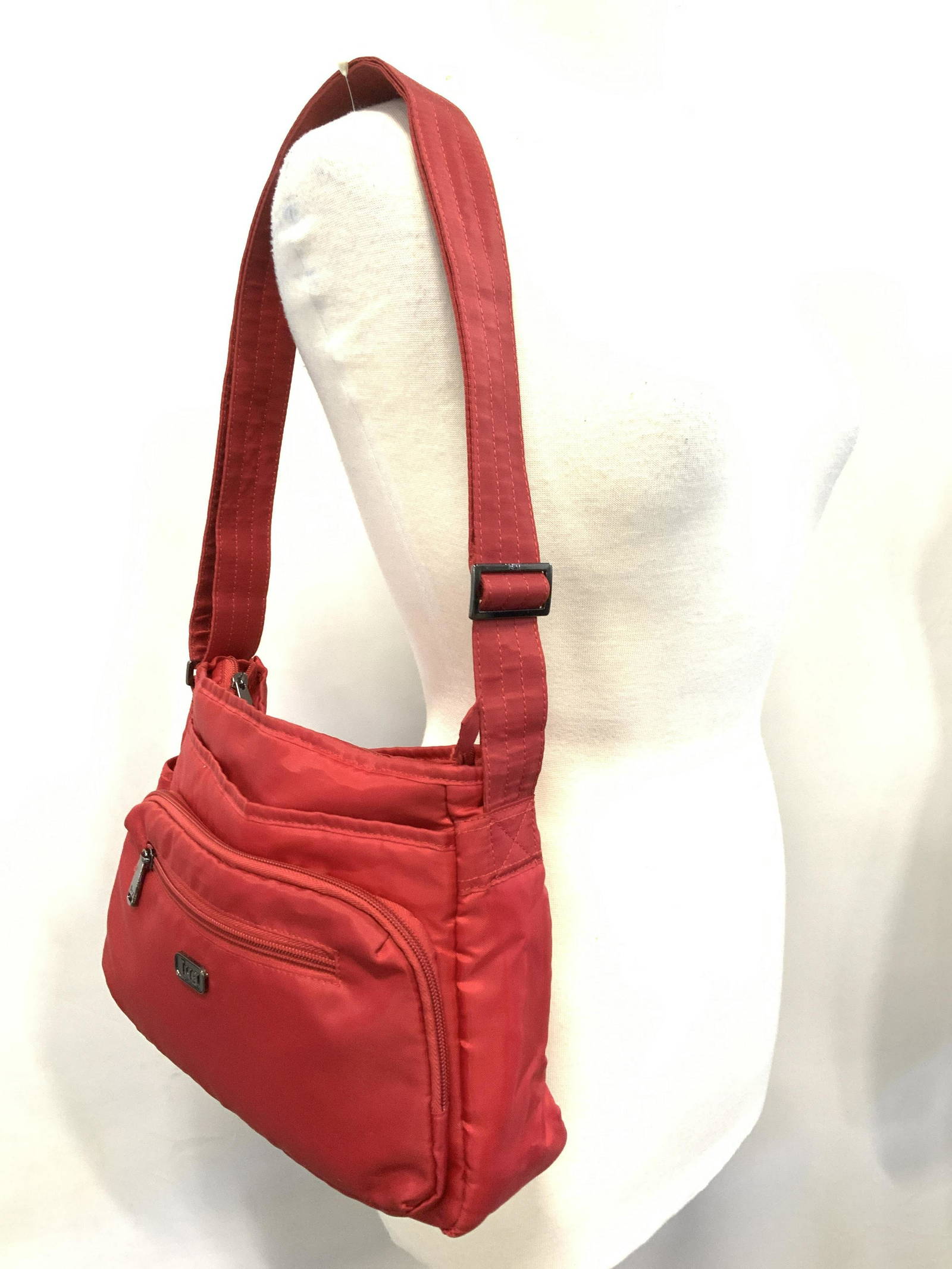 Lug Infinity Shimmy Red Shoulder Bag Auction