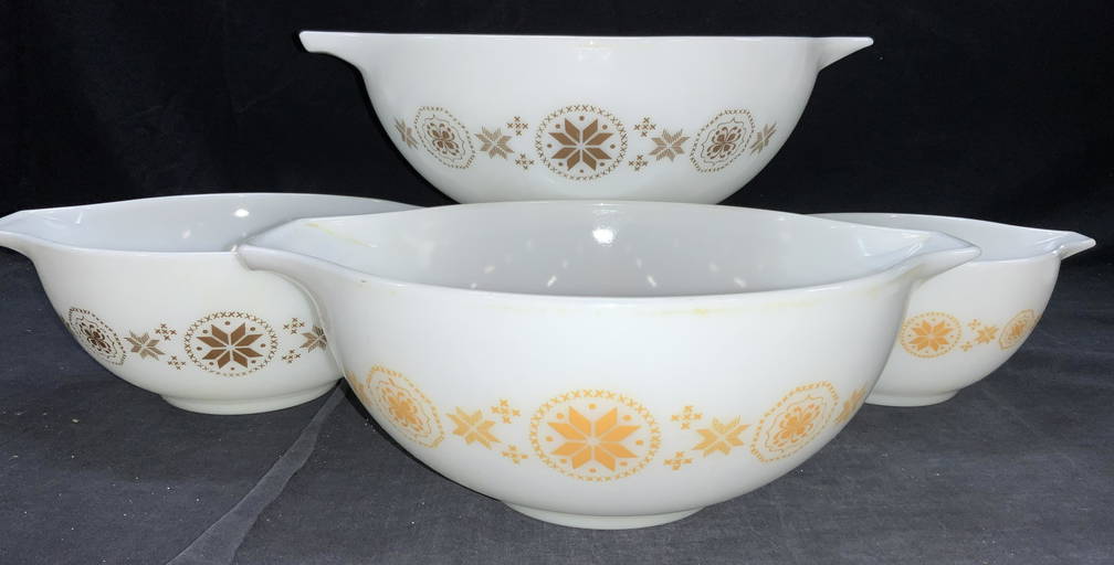 Set 4 Vintage Pyrex Bowls